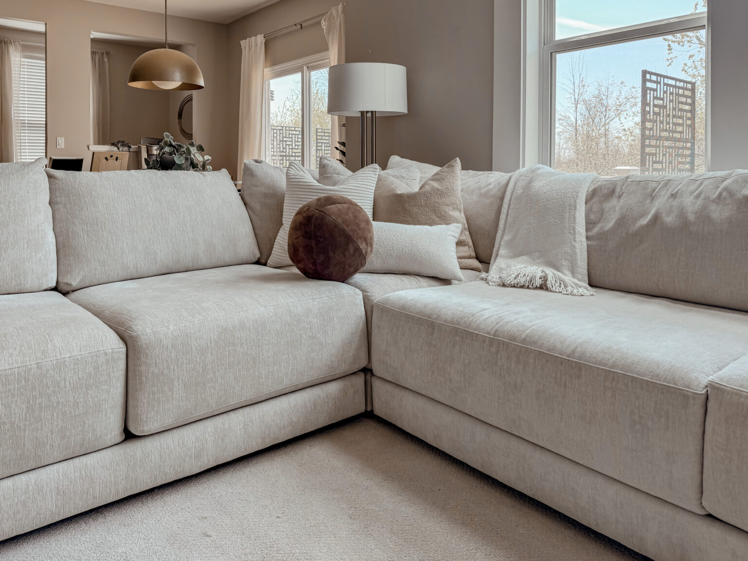 How to Arrange Throw Pillows on a Couch: A Step-by-Step Guide to a Cozy ...