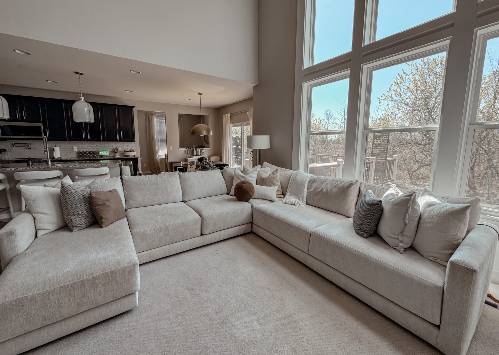 How to Arrange Throw Pillows on a Couch: A Step-by-Step Guide to a Cozy ...