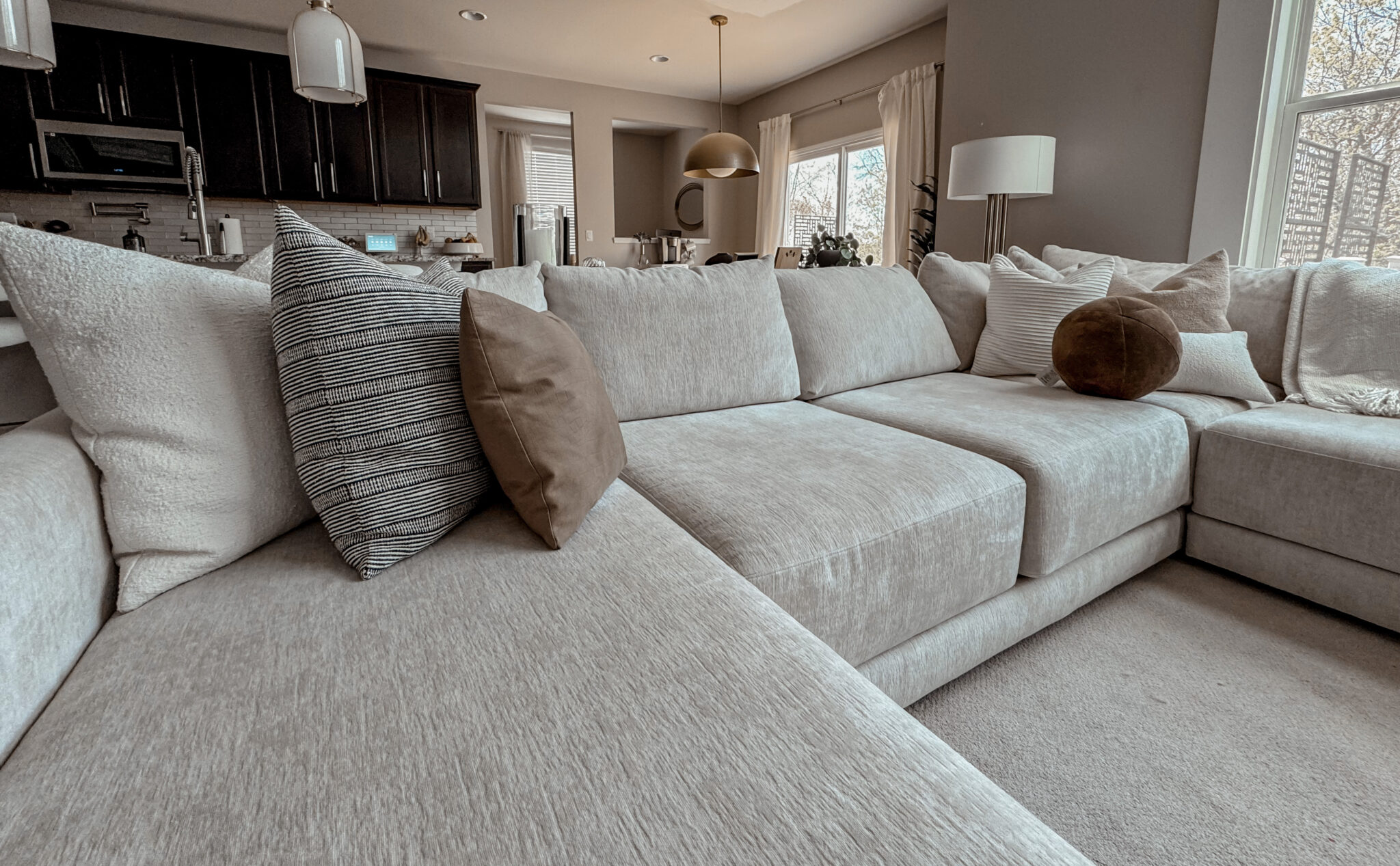 How to Arrange Throw Pillows on a Couch: A Step-by-Step Guide to a Cozy ...