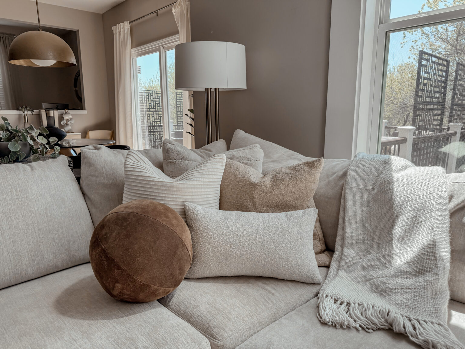 How to Arrange Throw Pillows on a Couch: A Step-by-Step Guide to a Cozy ...