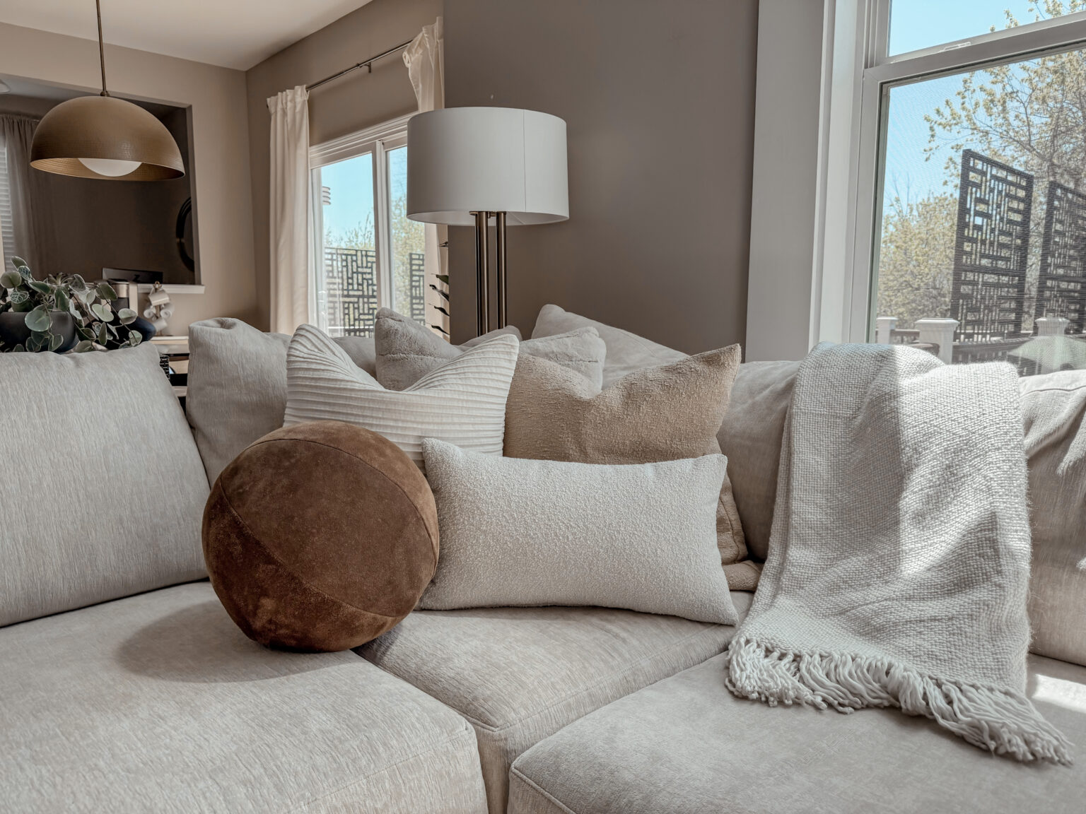 How to Arrange Throw Pillows on a Couch: A Step-by-Step Guide to a Cozy ...