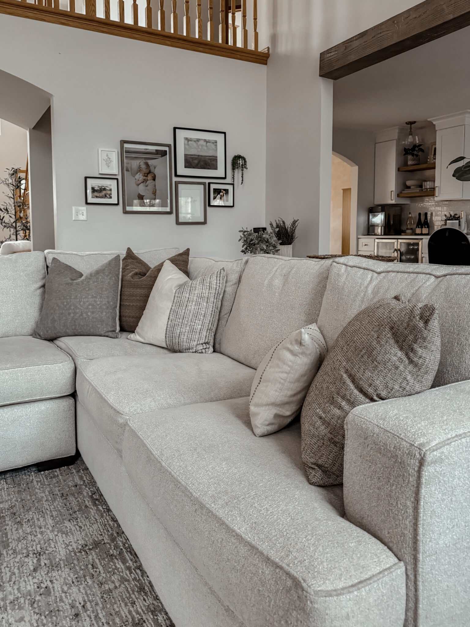 How to Arrange Throw Pillows on a Couch: A Step-by-Step Guide to a Cozy ...
