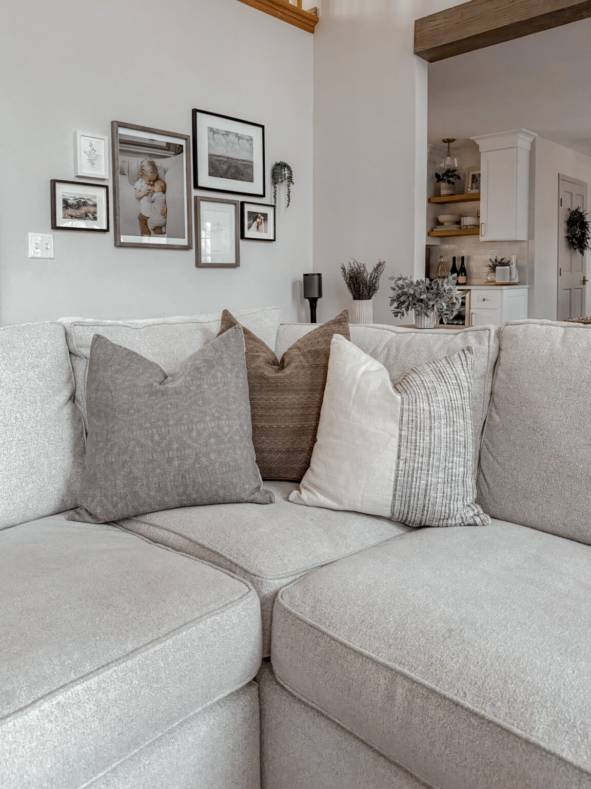 How to Arrange Throw Pillows on a Couch: A Step-by-Step Guide to a Cozy ...
